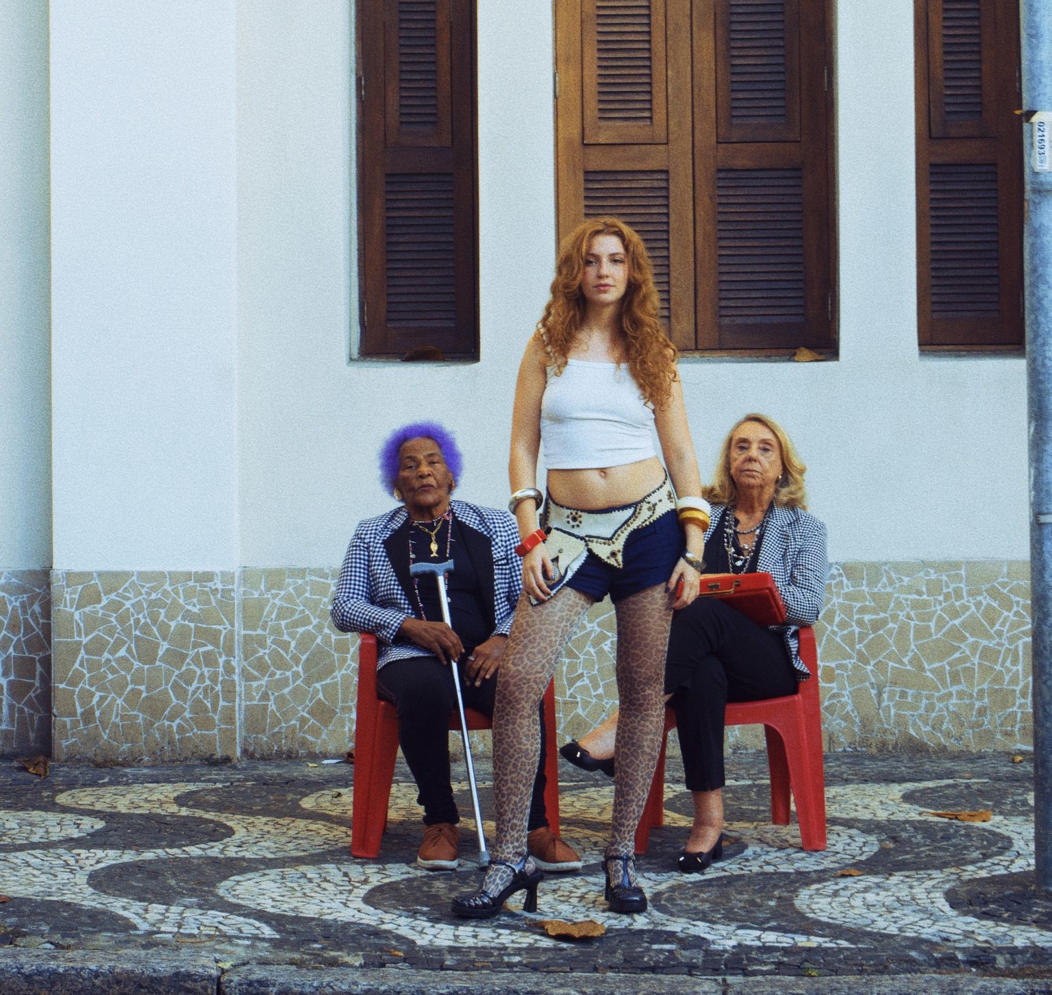 CENA – Até as cordas do violão. Lorena Moura se vira na partilha de bens em “Quis”, seu novo ...